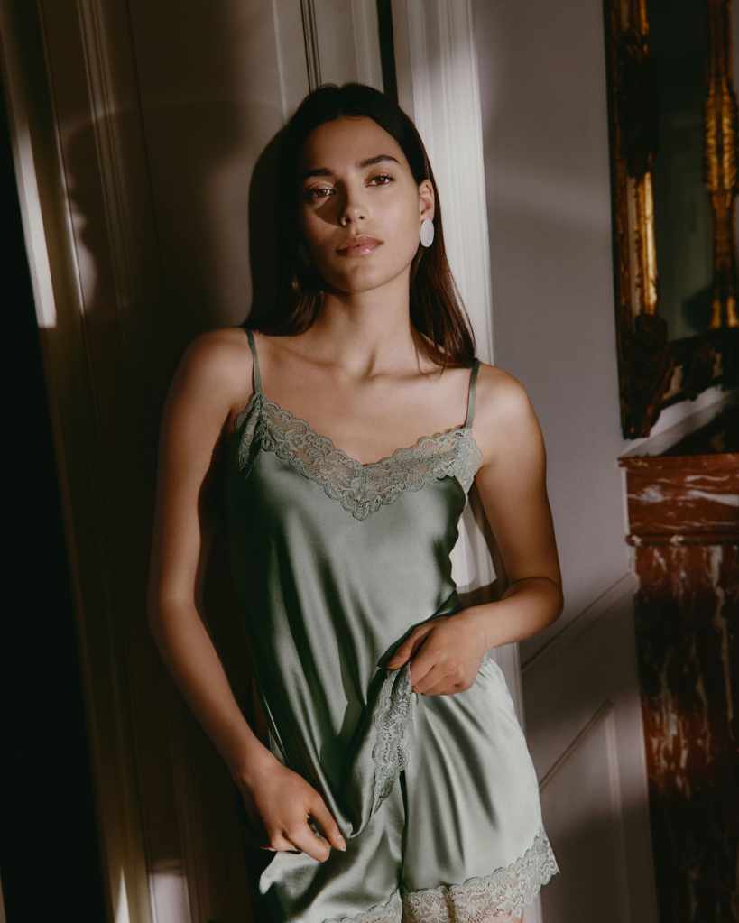 Eleganza senza tempo: la nuova collezione di seta Intimissimi per l ...
